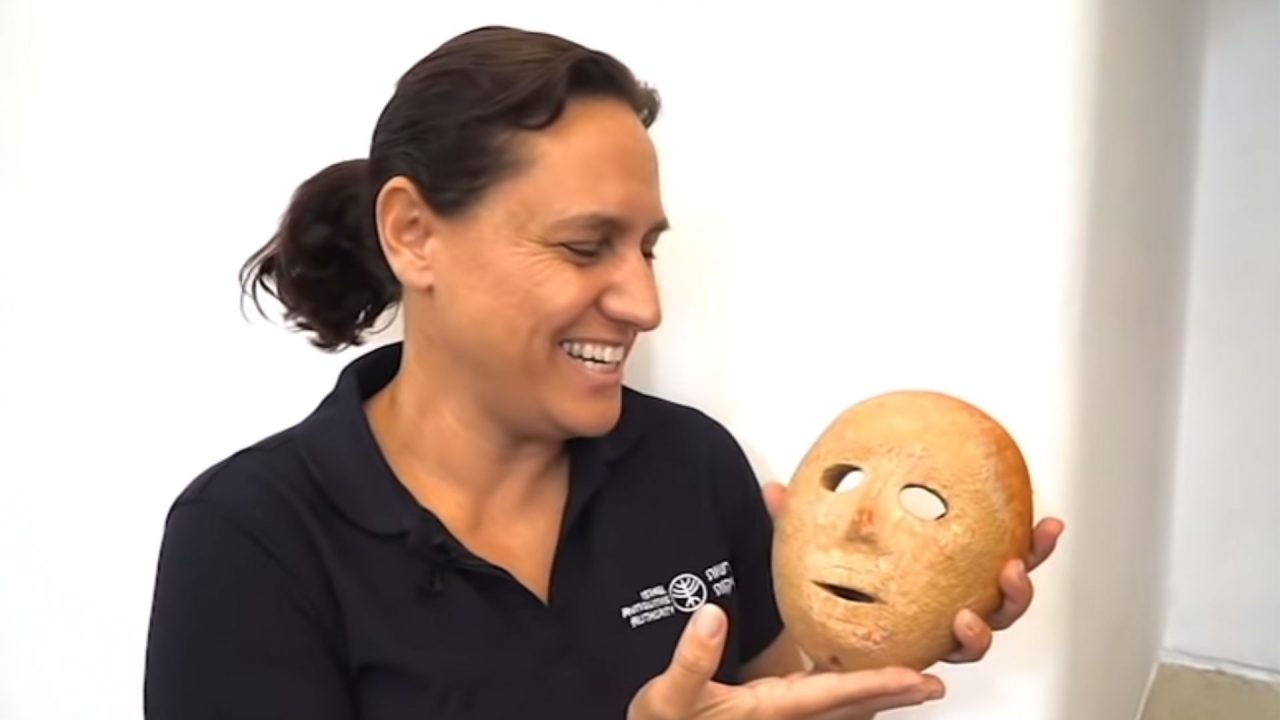 Rare stone mask from Neolithic period founded in Israel - Notícias de ...